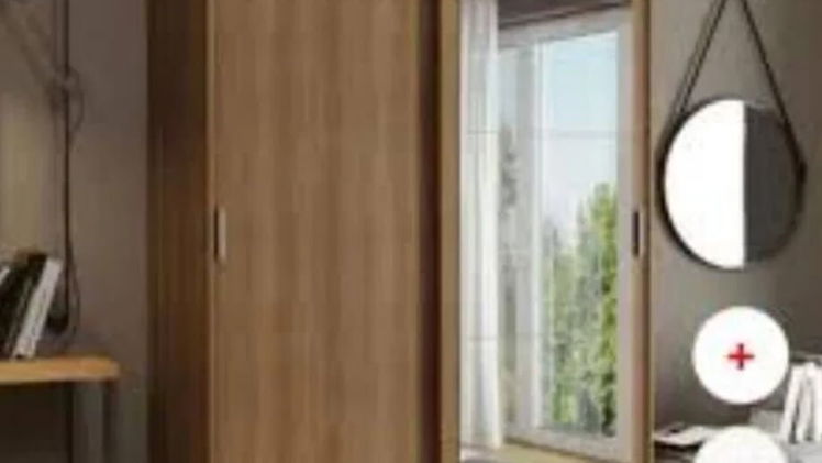 Escaparate de puertas corredizas con espejo en Plaza, La Habana, Cuba ...